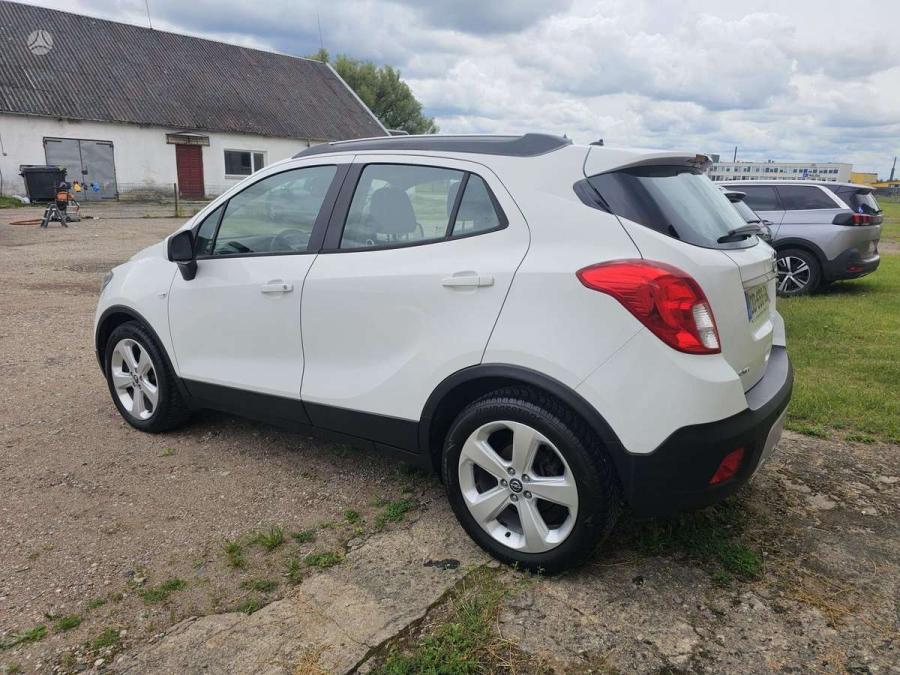 White Opel Mokka 2014 in Jurbarkas, with an engine capacity of 1.36 L and mileage of 150 thousand km for 6000 €, photo 3 on AUTOMOTO.COM.LV