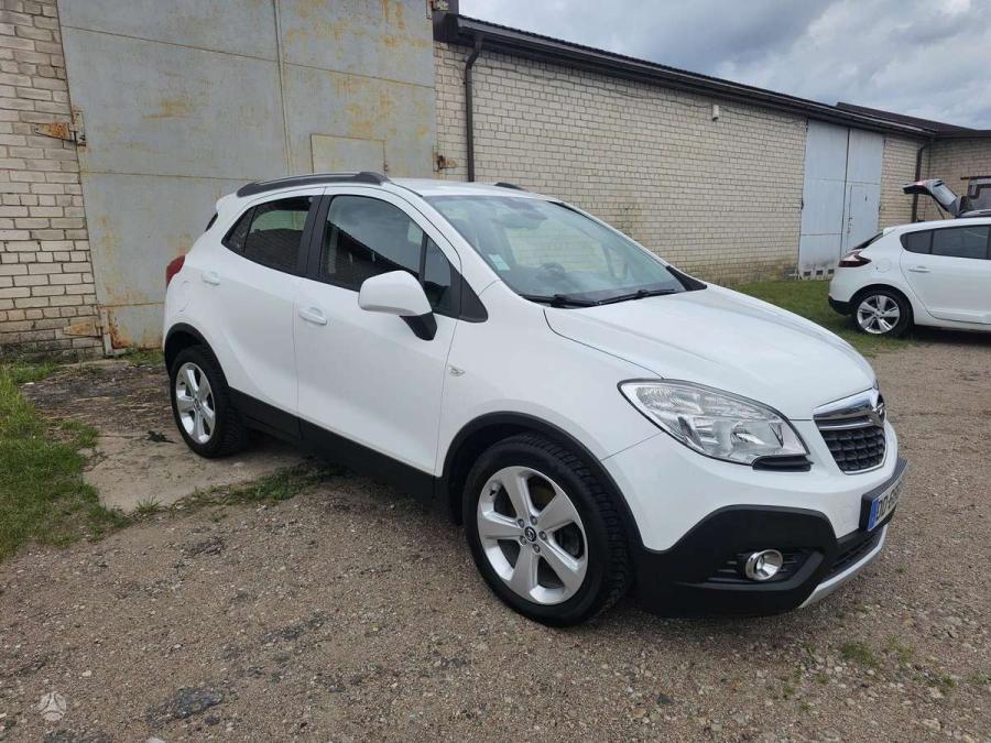 White Opel Mokka 2014 in Jurbarkas, with an engine capacity of 1.36 L and mileage of 150 thousand km for 6000 €, photo 5 on AUTOMOTO.COM.LV