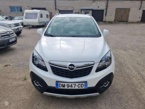White Opel Mokka 2014 in Pakruojis, with an engine capacity of 1.69 L and mileage of 230 thousand km for 5700 €, photo 2 on AUTOMOTO.COM.LV