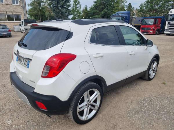 White Opel Mokka 2014 in Pakruojis, with an engine capacity of 1.69 L and mileage of 230 thousand km for 5700 €, photo 4 on AUTOMOTO.COM.LV