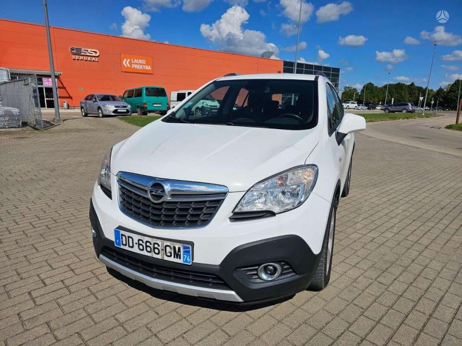 White Opel Mokka 2014 in Jurbarkas, with an engine capacity of 1.36 L and mileage of 154 thousand km for 6000 €, photo 3 on AUTOMOTO.COM.LV