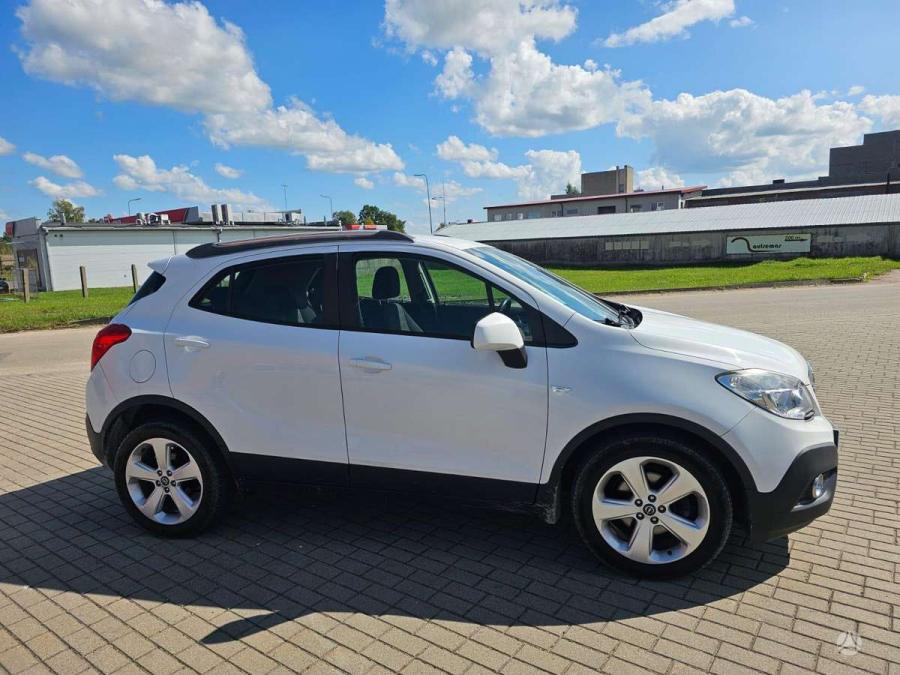 White Opel Mokka 2014 in Jurbarkas, with an engine capacity of 1.36 L and mileage of 154 thousand km for 6000 €, photo 7 on AUTOMOTO.COM.LV