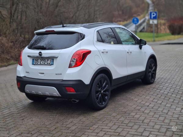 White Opel Mokka 2015 in Taurage, with an engine capacity of 1.60 L and mileage of 171 thousand km for 6200 €, photo 2 on AUTOMOTO.COM.LV