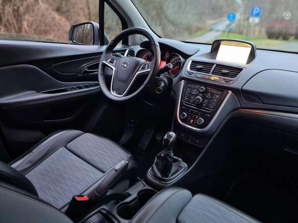 White Opel Mokka 2015 in Taurage, with an engine capacity of 1.60 L and mileage of 171 thousand km for 6200 €, photo 10 on AUTOMOTO.COM.LV