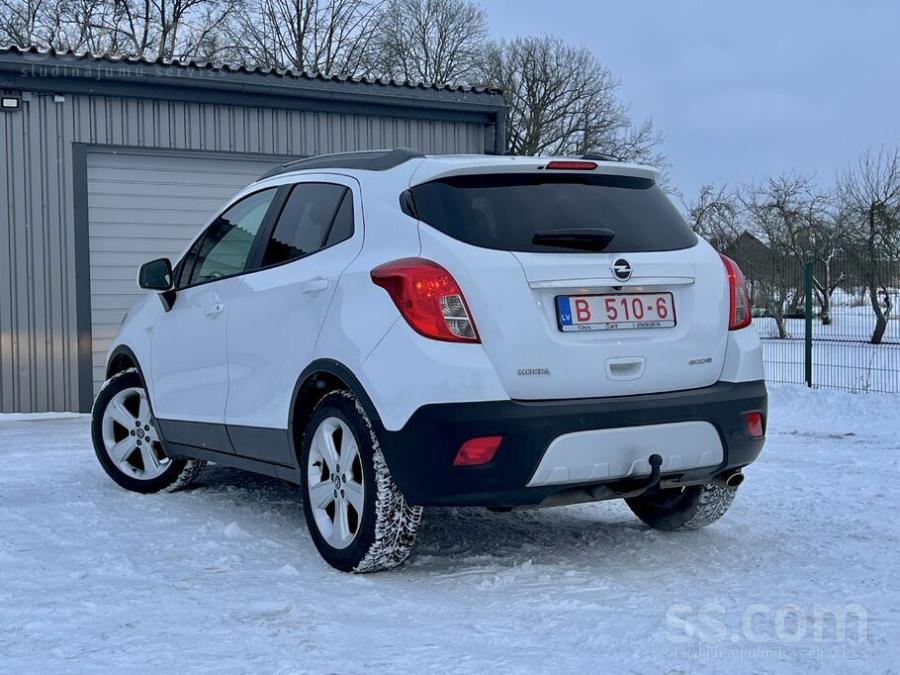 White Opel Mokka 2015 in Cesis, with an engine capacity of 1.60 L and mileage of 211 thousand km for 7350 €, photo 2 on AUTOMOTO.COM.LV