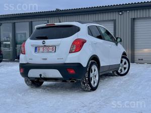 White Opel Mokka 2015 in Cesis, with an engine capacity of 1.60 L and mileage of 211 thousand km for 7350 €, photo 4 on AUTOMOTO.COM.LV