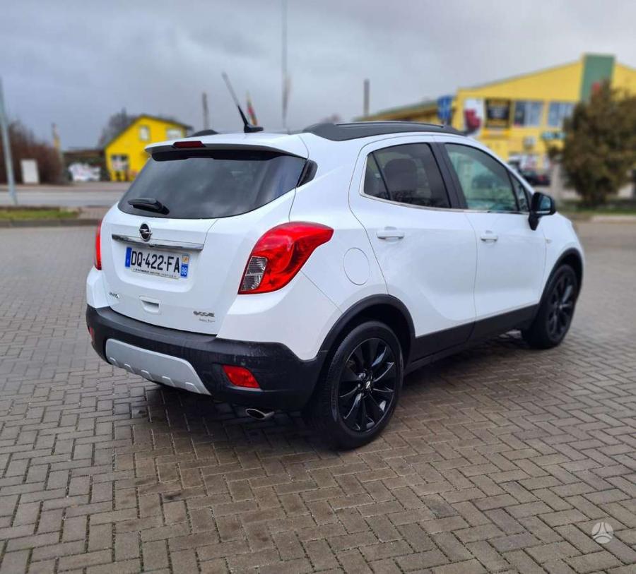 White Opel Mokka 2015 in Taurage, with an engine capacity of 1.60 L and mileage of 191 thousand km for 6000 €, photo 3 on AUTOMOTO.COM.LV