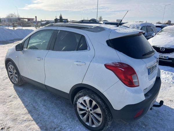 White Opel Mokka 2015 in Taurage, with an engine capacity of 1.36 L and mileage of 208 thousand km for 5900 €, photo 3 on AUTOMOTO.COM.LV