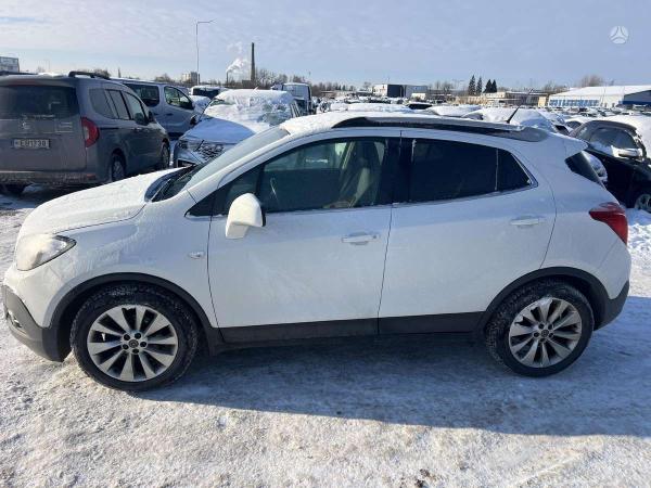 White Opel Mokka 2015 in Taurage, with an engine capacity of 1.36 L and mileage of 208 thousand km for 5900 €, photo 7 on AUTOMOTO.COM.LV