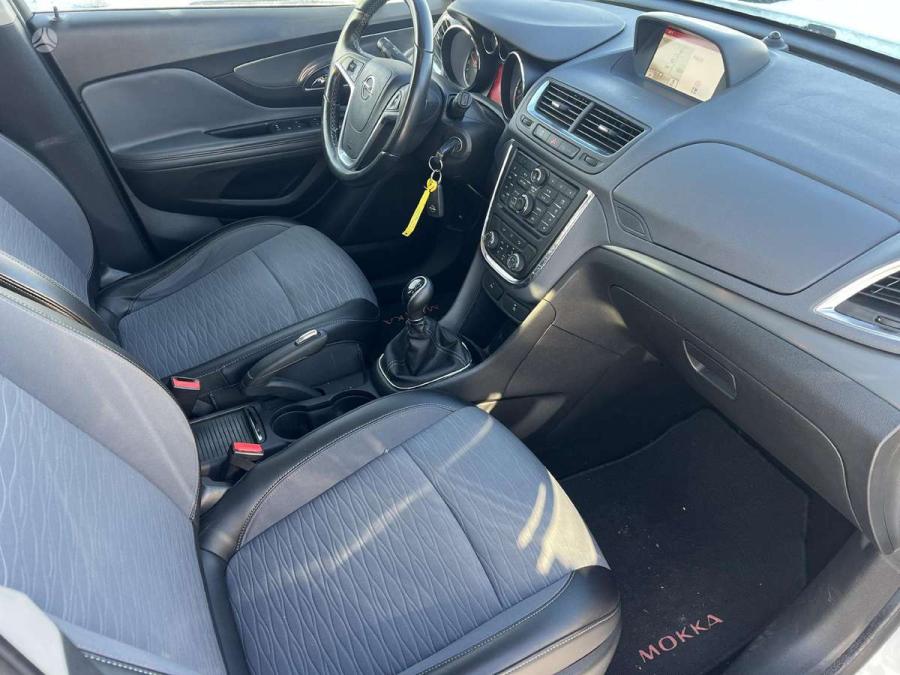 White Opel Mokka 2015 in Taurage, with an engine capacity of 1.36 L and mileage of 208 thousand km for 5900 €, photo 14 on AUTOMOTO.COM.LV