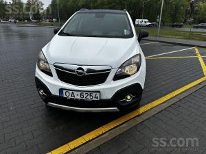 White Opel Mokka 2015 in Riga, with an engine capacity of 1.60 L and mileage of 157 thousand km for 8250 €, photo 1 on AUTOMOTO.COM.LV