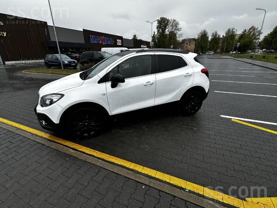 White Opel Mokka 2015 in Riga, with an engine capacity of 1.60 L and mileage of 157 thousand km for 8250 €, photo 3 on AUTOMOTO.COM.LV