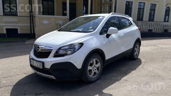 Белый Опель Mokka 2015 в Лиепая, объемом двигателя 1.60 л и пробегом 109 тыс. км за 6850 €, фото 1 на AUTOMOTO.COM.LV