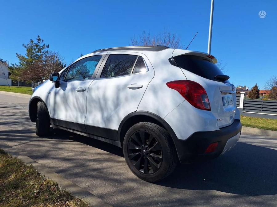 White Opel Mokka 2015 in Klaipeda, with an engine capacity of 1.60 L and mileage of 225 thousand km for 6750 €, photo 5 on AUTOMOTO.COM.LV