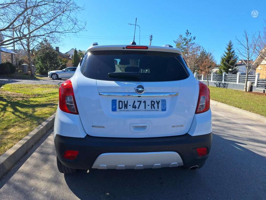 White Opel Mokka 2015 in Klaipeda, with an engine capacity of 1.60 L and mileage of 225 thousand km for 6750 €, photo 7 on AUTOMOTO.COM.LV
