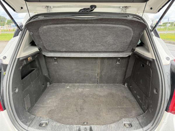 White Opel Mokka 2015 in Taurage, with an engine capacity of 1.60 L and mileage of 162 thousand km for 6500 €, photo 6 on AUTOMOTO.COM.LV