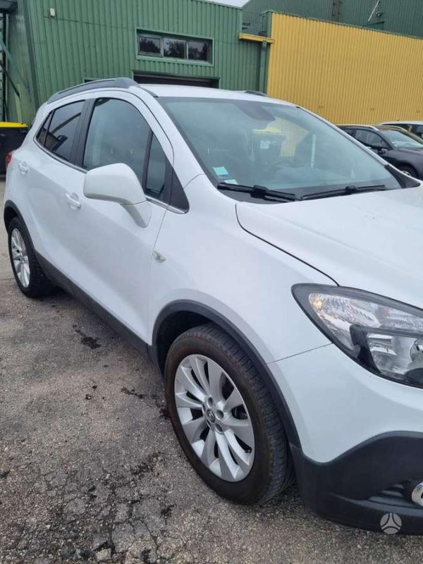 White Opel Mokka 2015 in Taurage, with an engine capacity of 1.60 L and mileage of 156 thousand km for 6200 €, photo 2 on AUTOMOTO.COM.LV