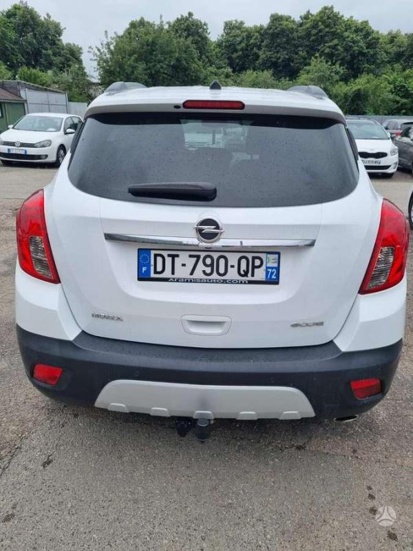 White Opel Mokka 2015 in Taurage, with an engine capacity of 1.60 L and mileage of 156 thousand km for 6200 €, photo 3 on AUTOMOTO.COM.LV