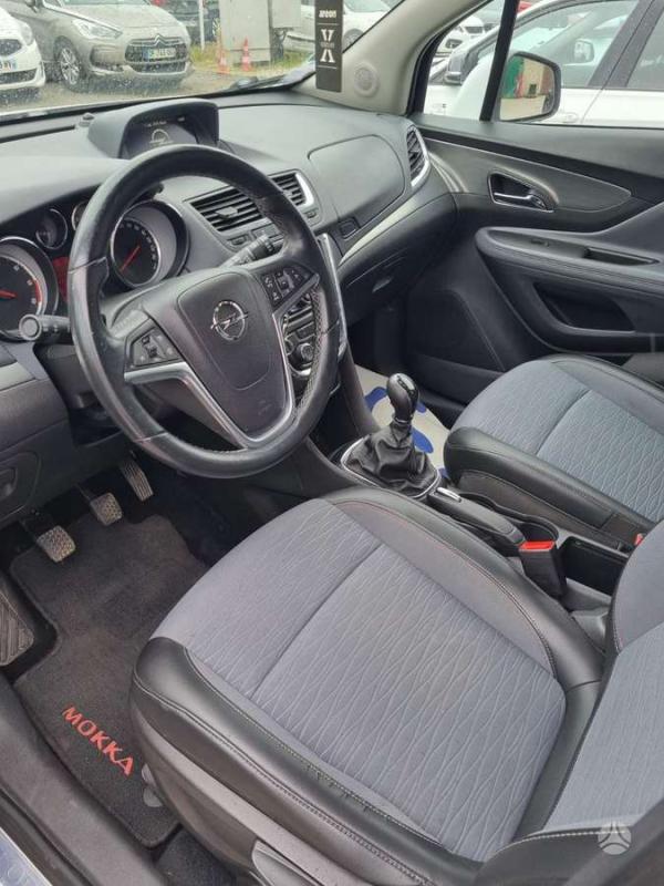 White Opel Mokka 2015 in Taurage, with an engine capacity of 1.60 L and mileage of 156 thousand km for 6200 €, photo 5 on AUTOMOTO.COM.LV
