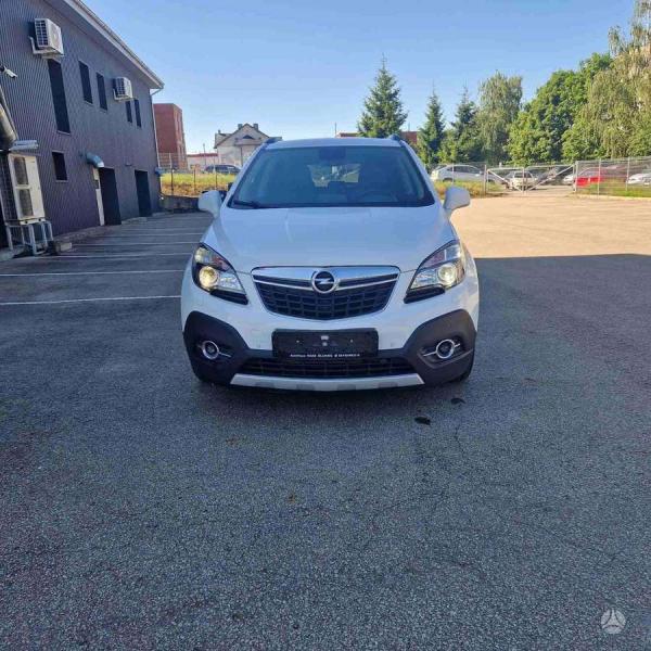 White Opel Mokka 2015 in Radviliskis, with an engine capacity of 1.60 L and mileage of 178 thousand km for 6999 €, photo 2 on AUTOMOTO.COM.LV