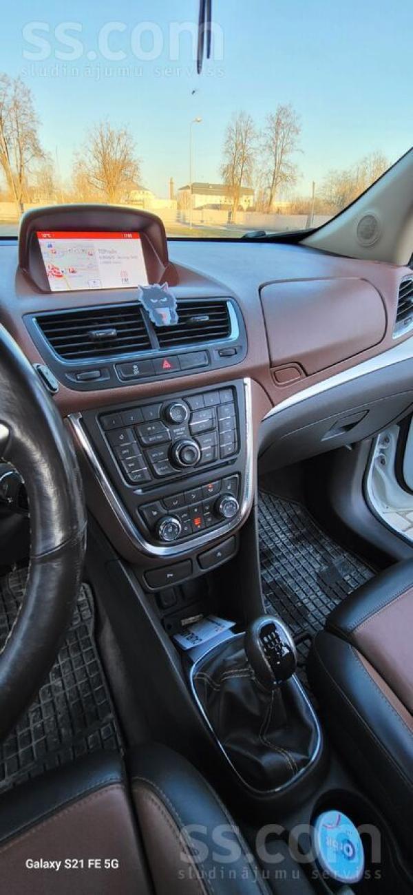 White Opel Mokka 2015 in Dobele, with an engine capacity of 1.60 L and mileage of 240 thousand km for 7700 €, photo 3 on AUTOMOTO.COM.LV
