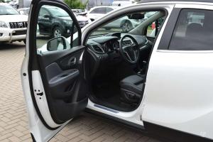 White Opel Mokka 2015 in Vilnius, with an engine capacity of 1.60 L and mileage of 206 thousand km for 8000 €, photo 10 on AUTOMOTO.COM.LV