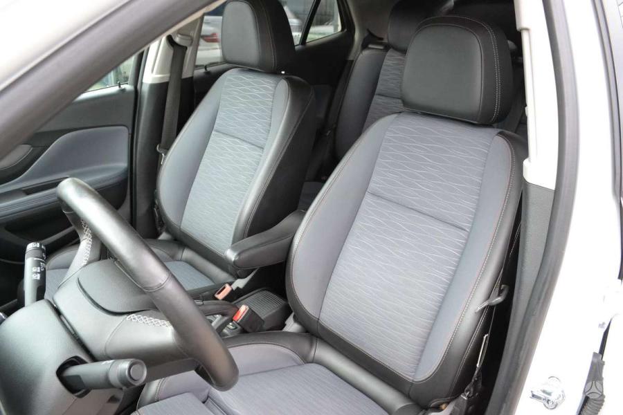 White Opel Mokka 2015 in Vilnius, with an engine capacity of 1.60 L and mileage of 206 thousand km for 8000 €, photo 17 on AUTOMOTO.COM.LV