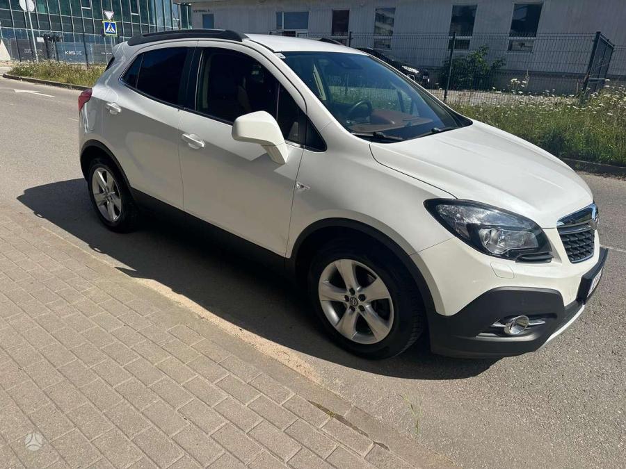 White Opel Mokka 2015 in Kaunas, with an engine capacity of 1.60 L and mileage of 191 thousand km for 7900 €, photo 3 on AUTOMOTO.COM.LV