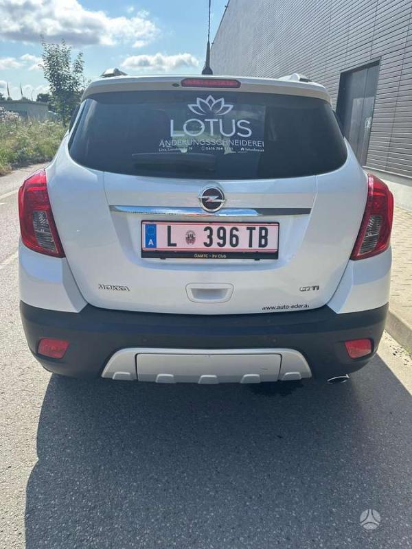 White Opel Mokka 2015 in Kaunas, with an engine capacity of 1.60 L and mileage of 191 thousand km for 7900 €, photo 4 on AUTOMOTO.COM.LV