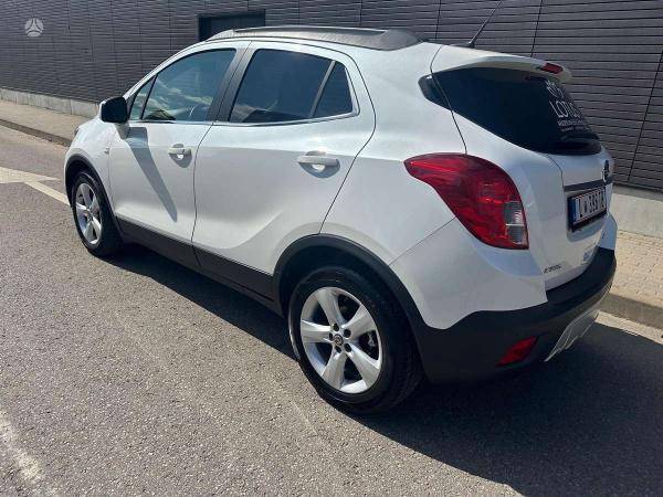 White Opel Mokka 2015 in Kaunas, with an engine capacity of 1.60 L and mileage of 191 thousand km for 7900 €, photo 5 on AUTOMOTO.COM.LV