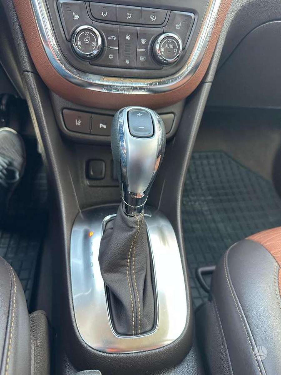White Opel Mokka 2015 in Kaunas, with an engine capacity of 1.60 L and mileage of 191 thousand km for 7900 €, photo 8 on AUTOMOTO.COM.LV