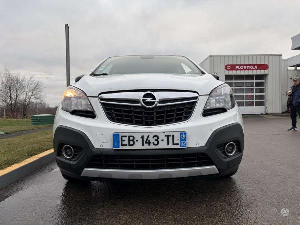 White Opel Mokka 2016 in Taurage, with an engine capacity of 1.60 L and mileage of 215 thousand km for 6900 €, photo 1 on AUTOMOTO.COM.LV