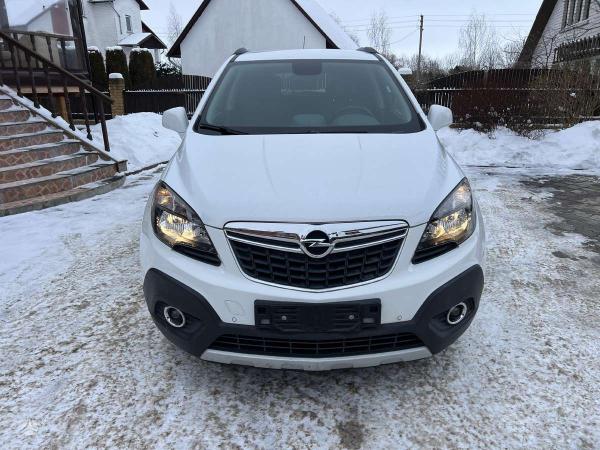 White Opel Mokka 2016 in Pasvalys, with an engine capacity of 1.36 L and mileage of 250 thousand km for 5300 €, photo 1 on AUTOMOTO.COM.LV