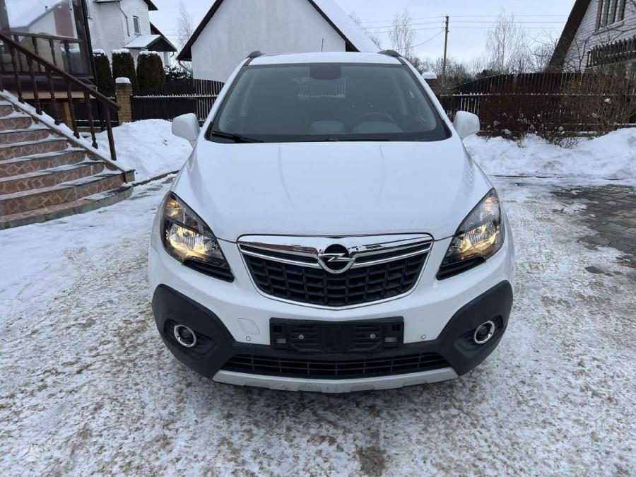 White Opel Mokka 2016 in Pasvalys, with an engine capacity of 1.36 L and mileage of 250 thousand km for 5300 €, photo 1 on AUTOMOTO.COM.LV