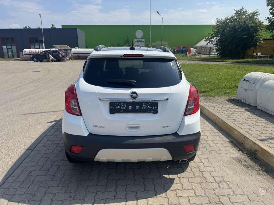 White Opel Mokka 2016 in Kaunas, with an engine capacity of 1.60 L and mileage of 221 thousand km for 6850 €, photo 6 on AUTOMOTO.COM.LV