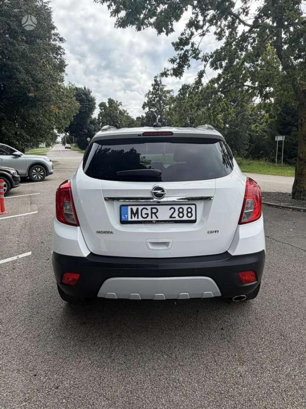 Opel Mokka 2016 in Klaipeda on AUTOMOTO.COM.LV White Opel Mokka 2016 in Klaipeda, with an engine capacity of 0.00 L and mileage of 159 thousand km for 6500 €, photo 3 on AUTOMOTO.COM.LV