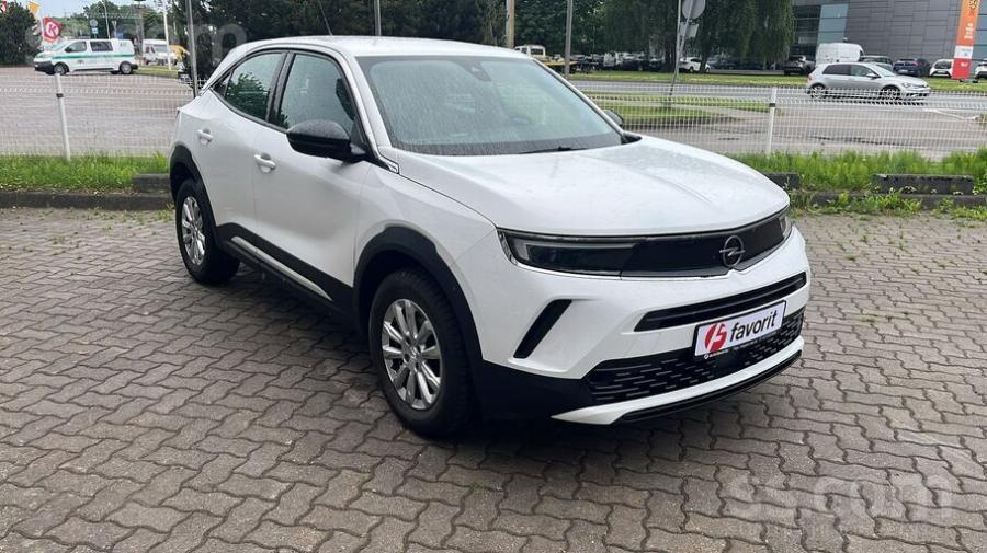 White Opel Mokka 2021 in Riga, with an engine capacity of 1.50 L and mileage of 117 thousand km for 13450 €, photo 1 on AUTOMOTO.COM.LV