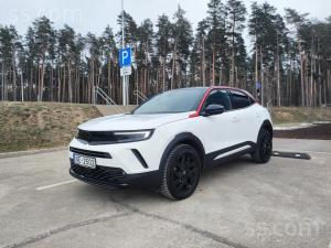 Белый Опель Mokka 2022 в Рига, объемом двигателя 1.20 л и пробегом 24 тыс. км за 17990 €, фото 1 на AUTOMOTO.COM.LV