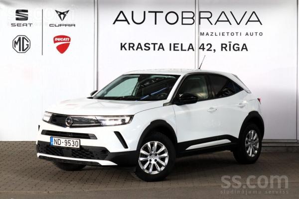 White Opel Mokka 2022 in Riga, with an engine capacity of 1.20 L and mileage of 68 thousand km for 15490 €, photo 1 on AUTOMOTO.COM.LV