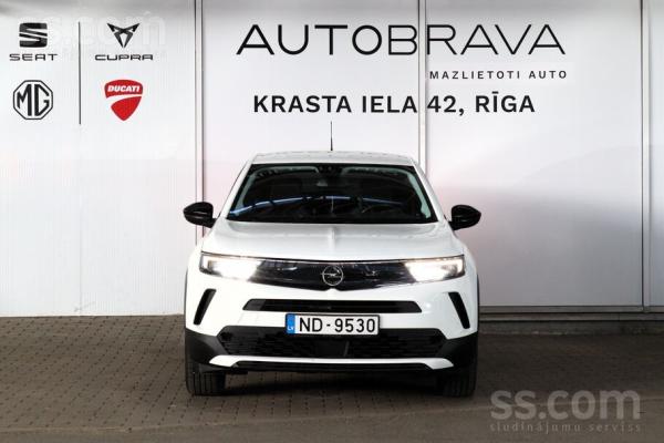 White Opel Mokka 2022 in Riga, with an engine capacity of 1.20 L and mileage of 68 thousand km for 15490 €, photo 2 on AUTOMOTO.COM.LV