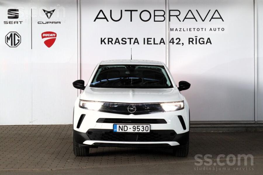 White Opel Mokka 2022 in Riga, with an engine capacity of 1.20 L and mileage of 68 thousand km for 15490 €, photo 3 on AUTOMOTO.COM.LV