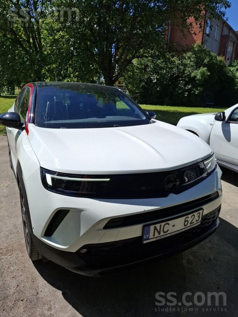 White Opel Mokka 2022 in Ogre, with an engine capacity of 1.20 L and mileage of 33 thousand km for 18500 €, photo 5 on AUTOMOTO.COM.LV