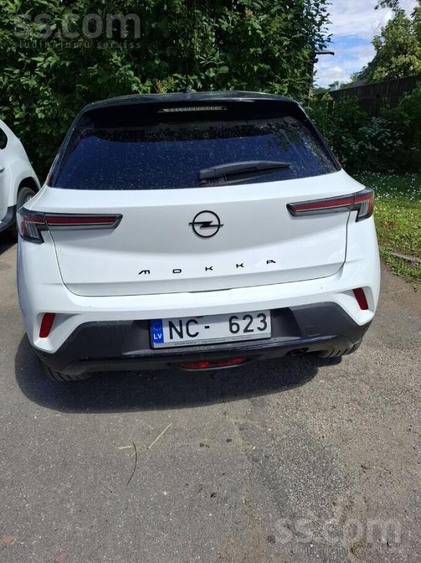White Opel Mokka 2022 in Ogre, with an engine capacity of 1.20 L and mileage of 33 thousand km for 18500 €, photo 5 on AUTOMOTO.COM.LV