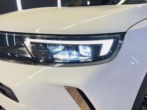 White Opel Mokka 2022 in Vilnius, with an engine capacity of 1.20 L and mileage of 55 thousand km for 15500 €, photo 4 on AUTOMOTO.COM.LV