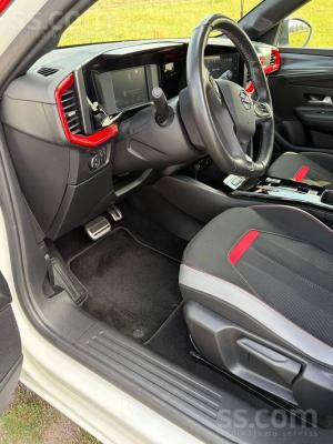 White Opel Mokka 2022 in Riga, with an engine capacity of 1.40 L and mileage of 39 thousand km for 18990 €, photo 4 on AUTOMOTO.COM.LV