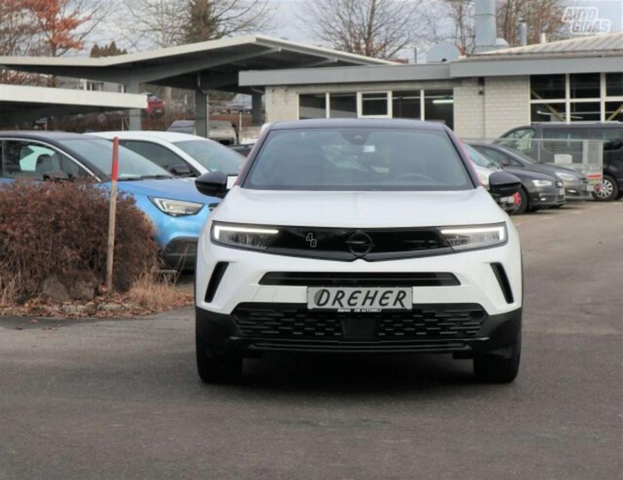 White Opel Mokka 2023 in Kaunas, with an engine capacity of 1.20 L and mileage of 23 thousand km for 22735 €, photo 2 on AUTOMOTO.COM.LV