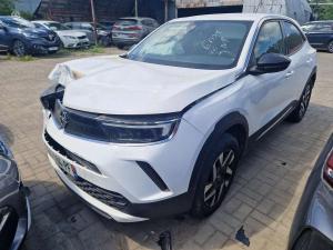 White Opel Mokka 2023 in Kaunas, with an engine capacity of 1.20 L and mileage of 65 thousand km for 9300 €, photo  on AUTOMOTO.COM.LV
