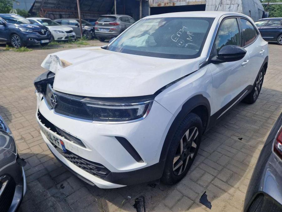 White Opel Mokka 2023 in Kaunas, with an engine capacity of 1.20 L and mileage of 65 thousand km for 9300 €, photo 1 on AUTOMOTO.COM.LV
