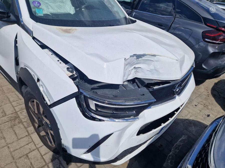 White Opel Mokka 2023 in Kaunas, with an engine capacity of 1.20 L and mileage of 65 thousand km for 9300 €, photo 3 on AUTOMOTO.COM.LV