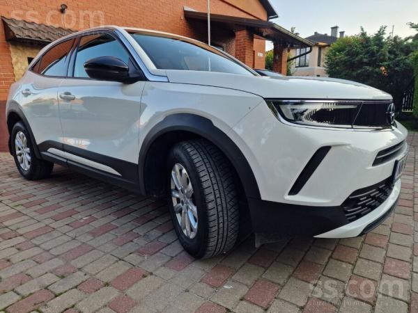 White Opel Mokka 2023 in Riga, with an engine capacity of 1.50 L and mileage of 85 thousand km for 13400 €, photo 2 on AUTOMOTO.COM.LV